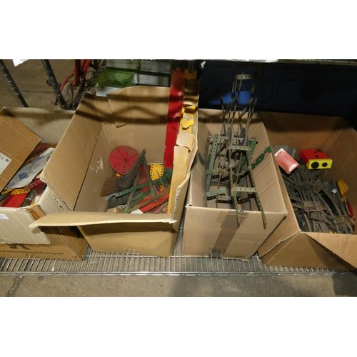 A large quantity of miscellaneous vintage Meccano, vintage clockwork ...