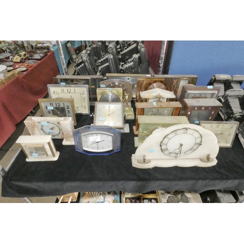 A quantity of miscellaneous decorative vintage mantle clocks