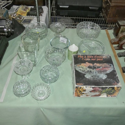 A quantity of miscellaneous decorative glassware