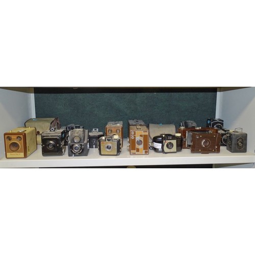 A quantity of miscellaneous vintage box cameras, bellows cameras and ...