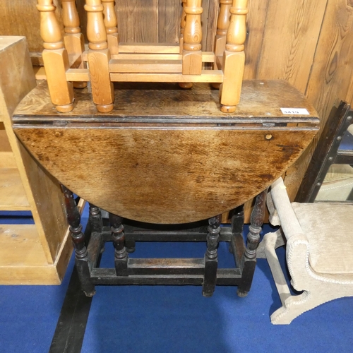 A vintage Oak circular topped drop leaf gate leg table