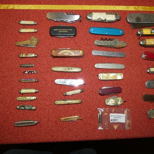 A collection of miscellaneous decorative pen knives
