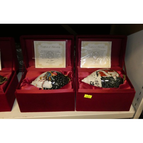 9 boxed high quality glass hanging Christmas decorations (two shelves)