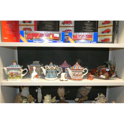 A collection of miscellaneous decorative novelty teapots, glass and ...