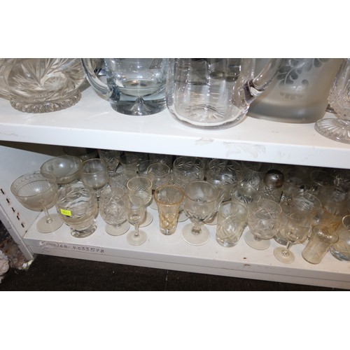 A large quantity of miscellaneous glassware and drinking glasses (three ...