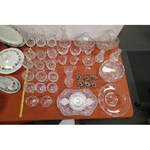 A quantity of miscellaneous decorative glassware and drinking glasses