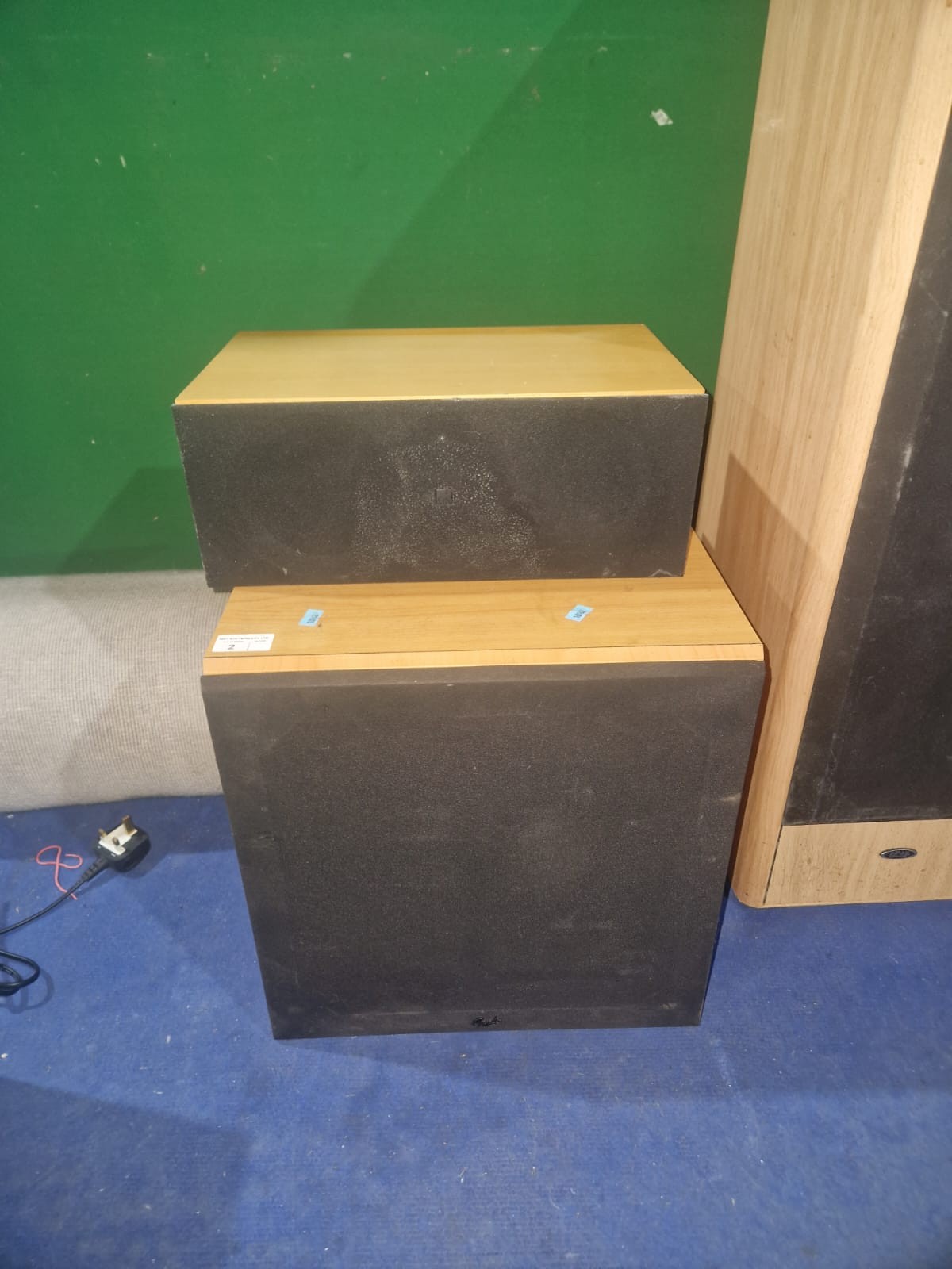A gale 30 series 3080 subwoofer and a KEF centre speaker type Coda 80 trade