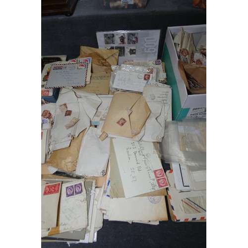 A large collection of miscellaneous albums and collector's loose stamps ...