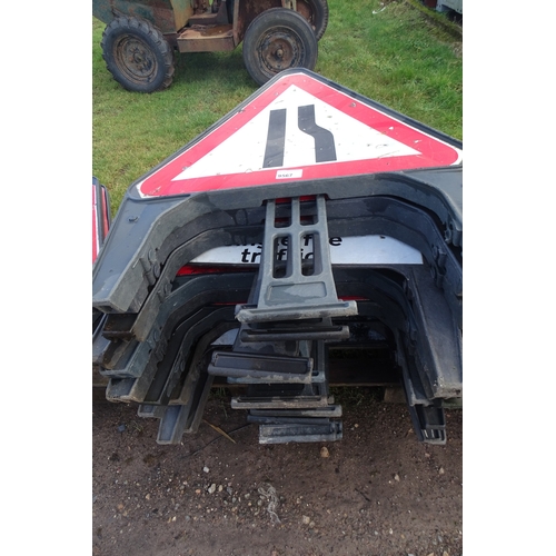 12 x 'Road Narrows' folding temporary traffic sign.