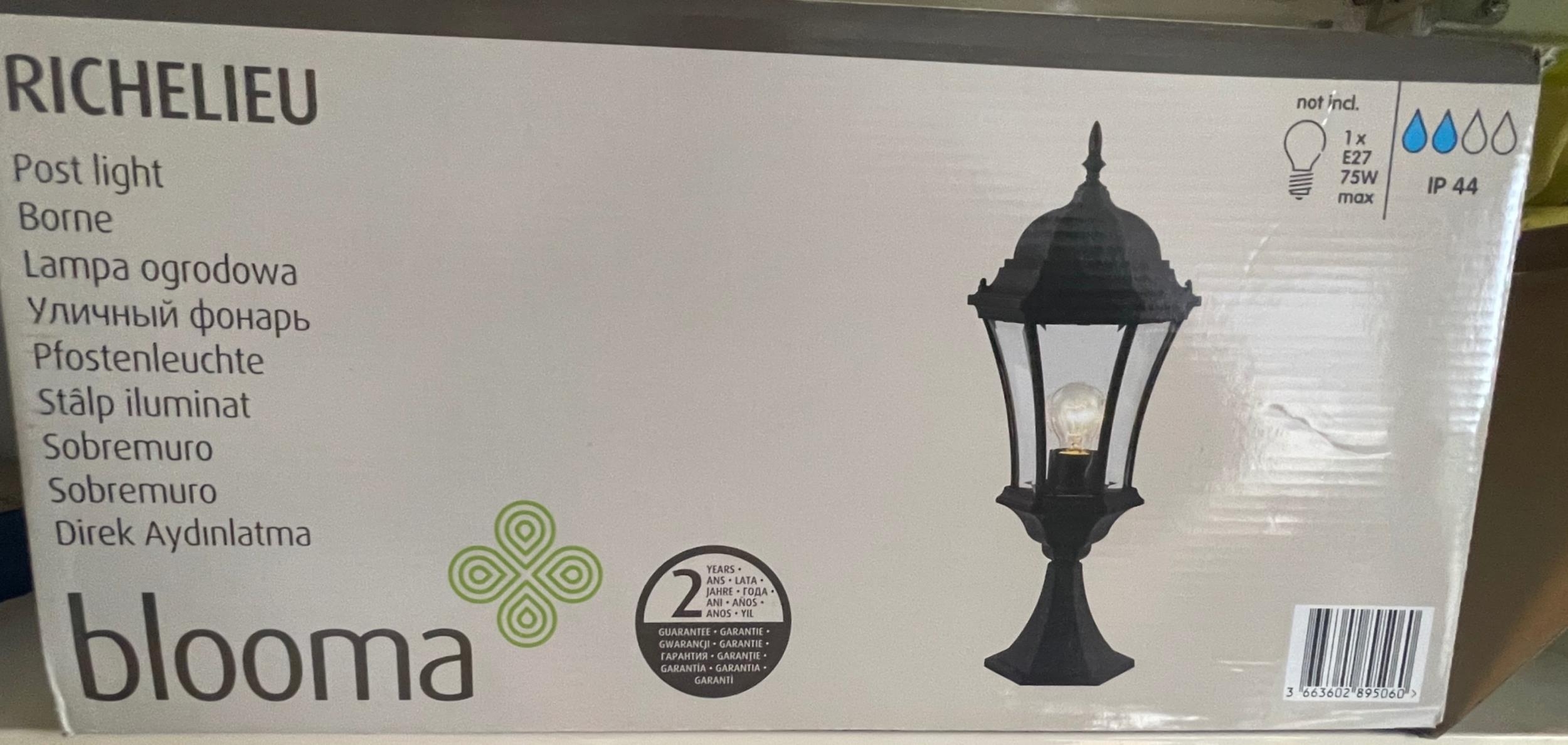 A RICHELIEU BLOOMA outdoor lantern light - takes a 75 watt bulb - as ...