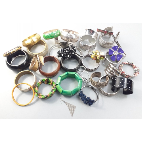 A great quantity of very wearable bangles. Super big lot of around 30 ...
