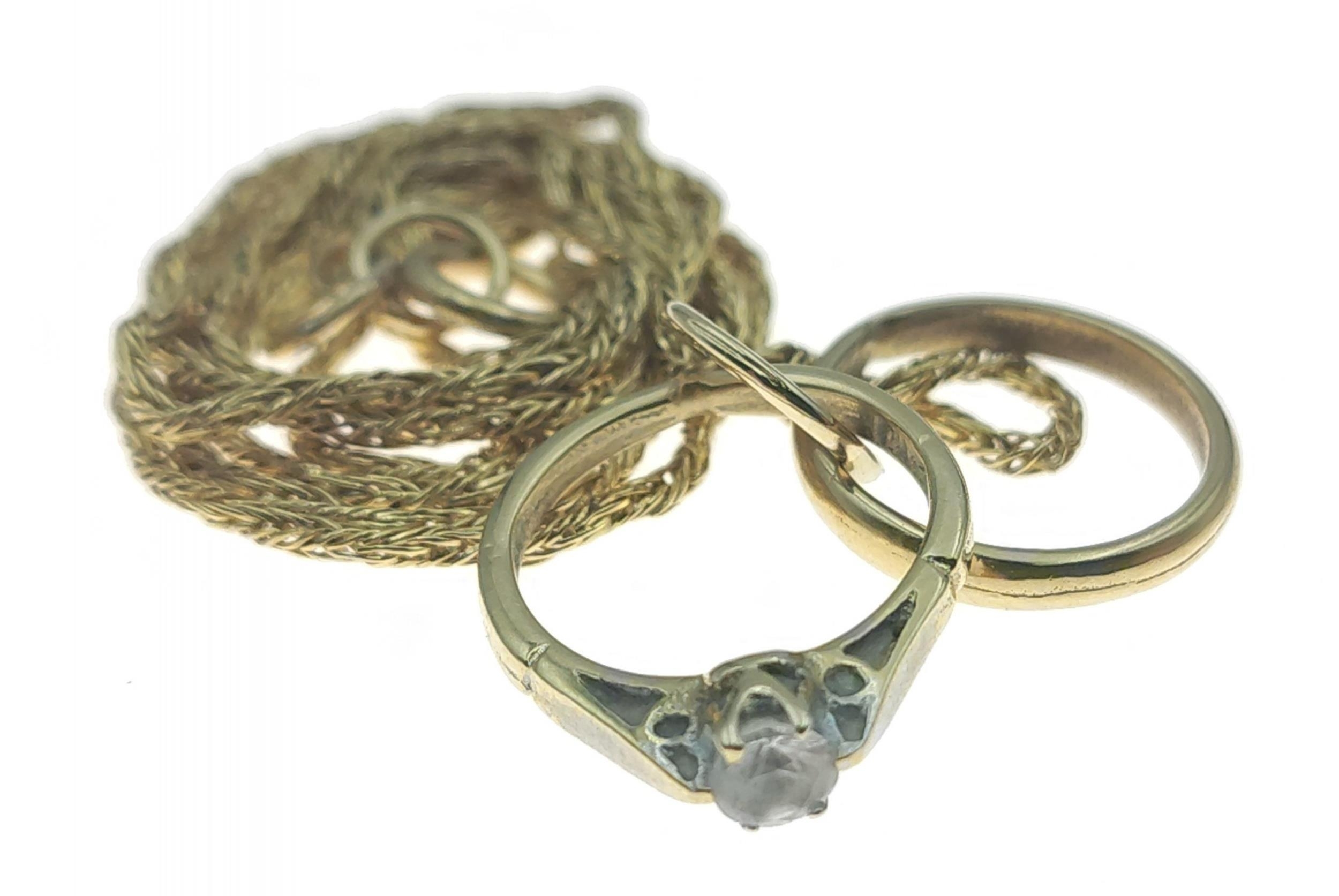 A 750 stamped chain with two small rings. Gross weight 4.65g approx.#110