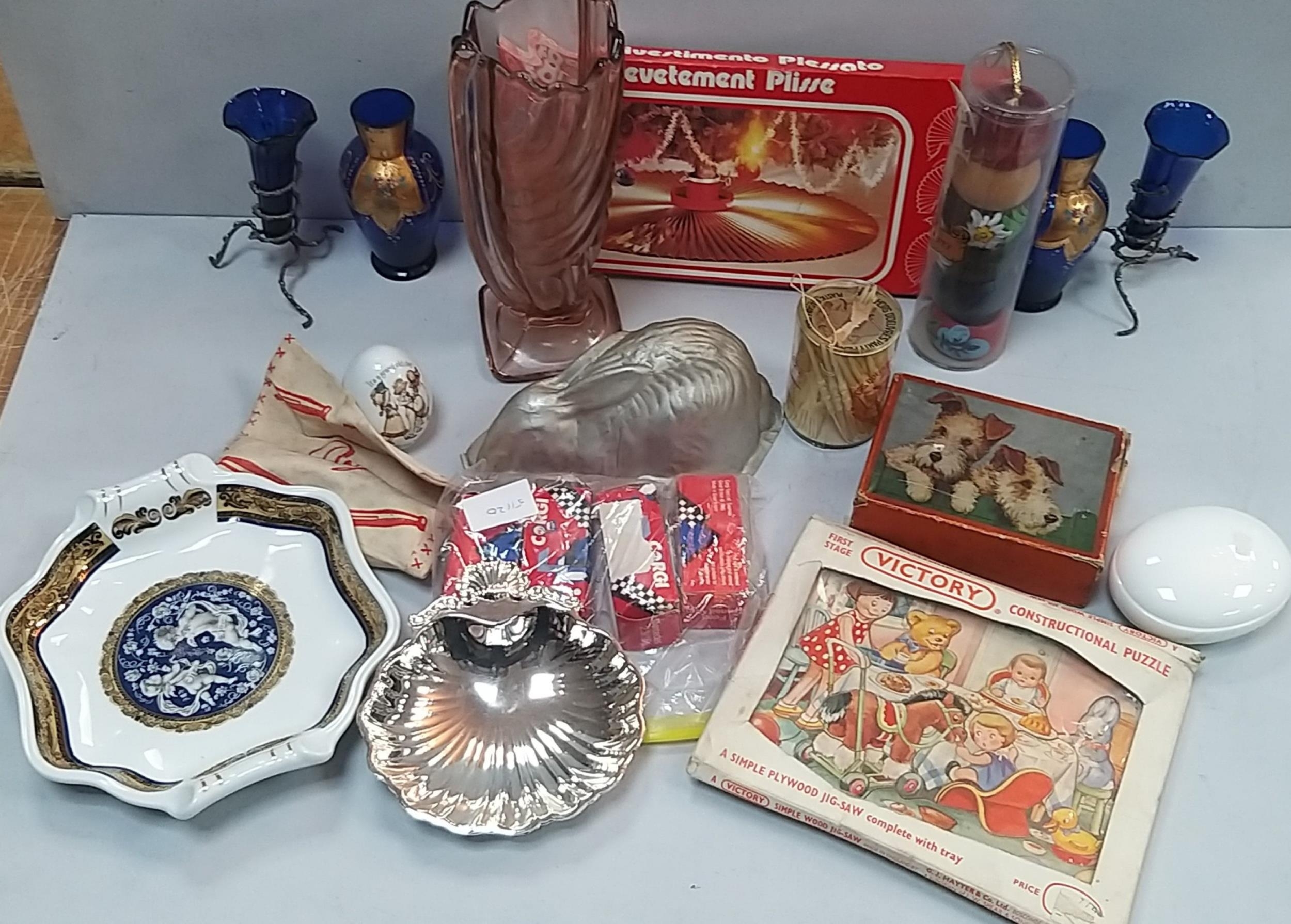 A box of bric-a-brac to include a WEDGWOOD trinket dish (11cm approx ...