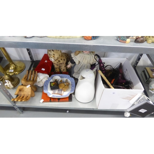 MIXED LOT TO INCLUDE; A STYLISH PERSPEX 4 BULBOUS SHAPED TABLE LAMP; A ...