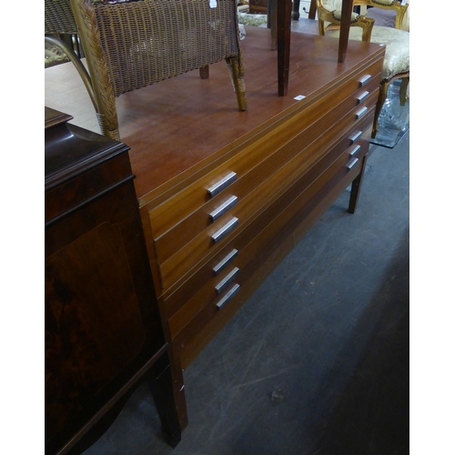 A RETRO TEAK PLAN CHEST, HAVING SIX DRAWERS, RAISED ON TAPERING LEGS