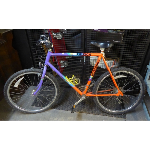 A RALEIGH 'MUSTANG' 18 GEAR MOUNTAIN BIKE