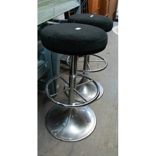 A PAIR OF CIRCULAR TOP BAR STOOLS, ON CHROME BASES