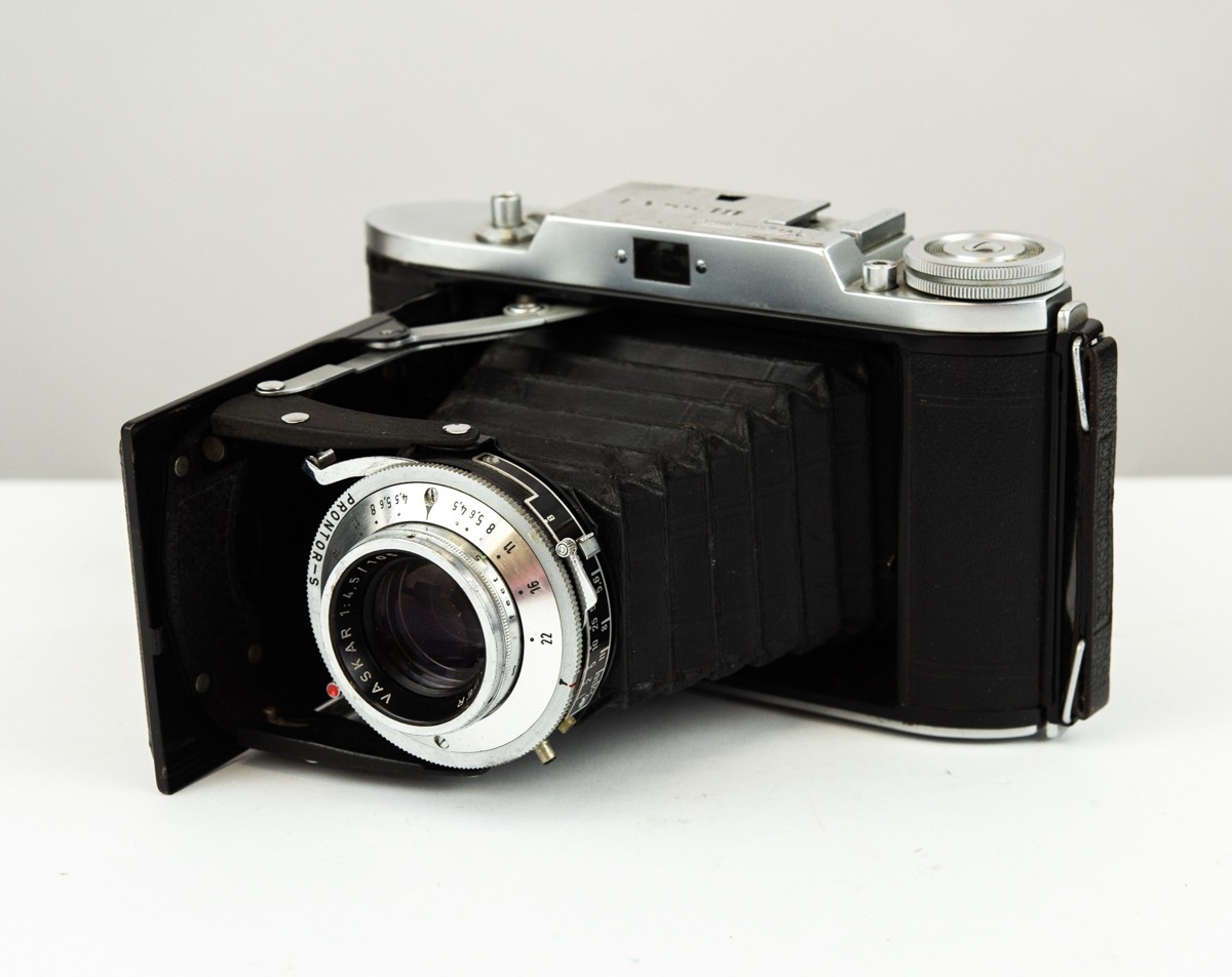 VOIGTLANDER BESSA I FOLDING MEDIUM FORMAT ROLL FILM CAMERA, in brown ...