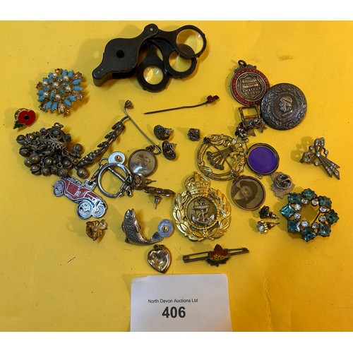 Selection of jewellery/badges etc - to include 9k rolled gold locket ...