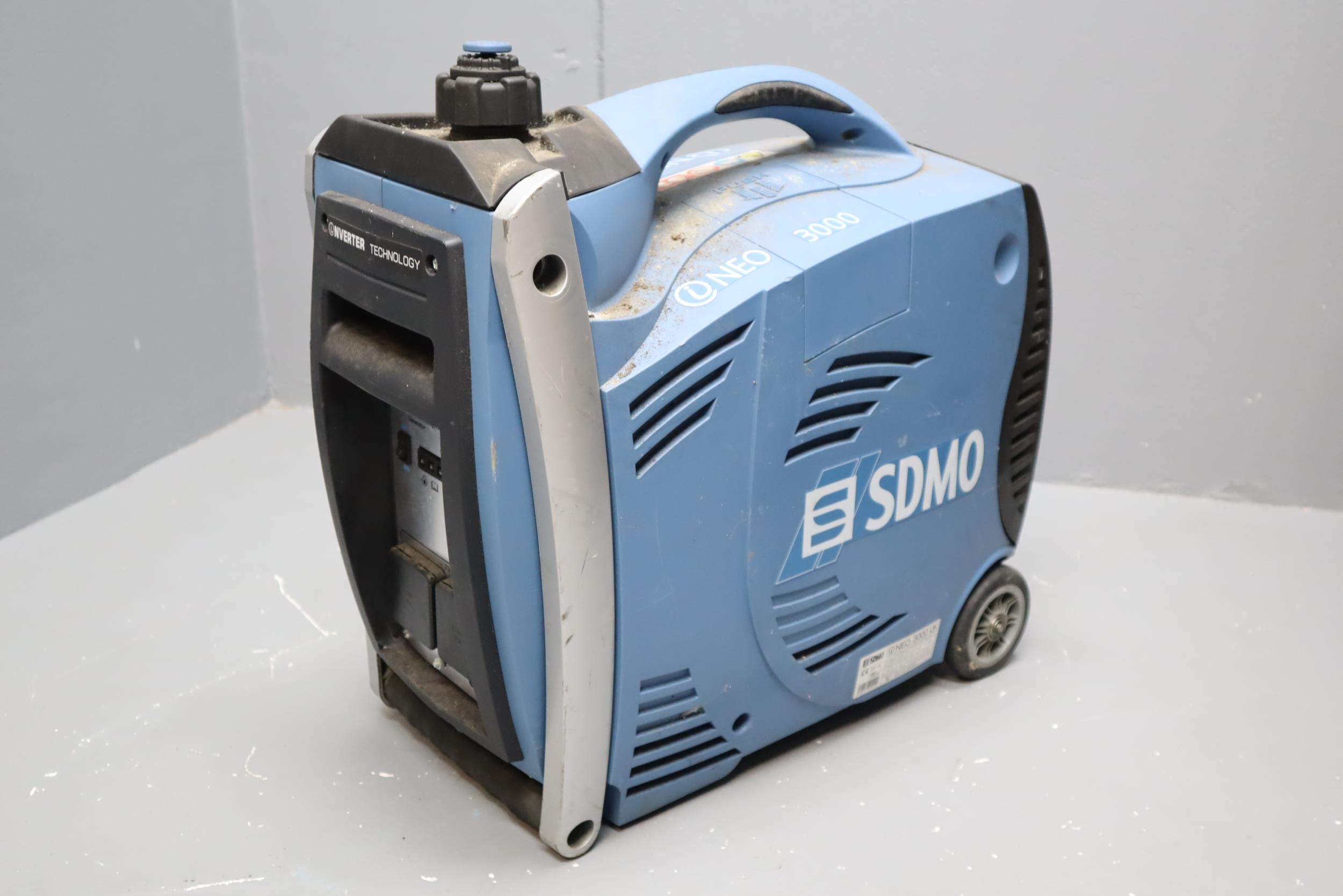 SDMO Inverter Neo 3000 (2.6kW - 230V and 12V) Suitcase Style Silent ...
