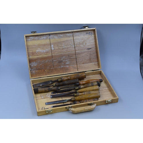 9 x Wood chisels in various sizes in a wooden box