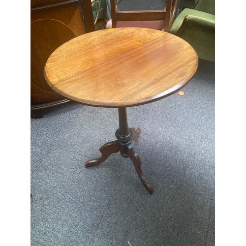 Round tilting pedestal side table measuring 70cm high x 54cm diameter