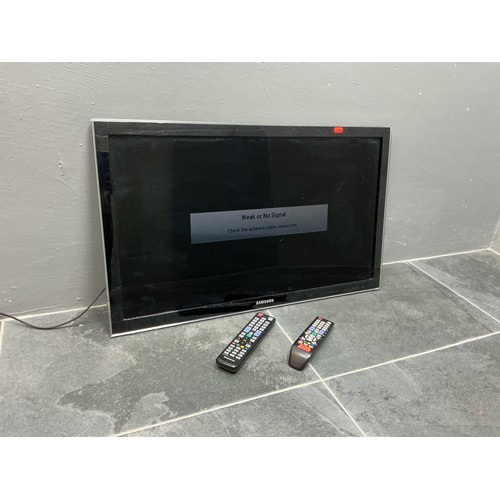 A Samsung UE32D5000 32" HD TV, Powers on When Tested. With Remote