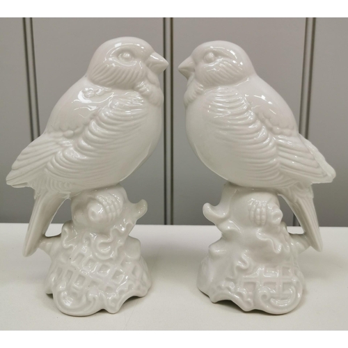 A pair of Dresden white, glazed porcelain bird figures. Dimensions(cm ...