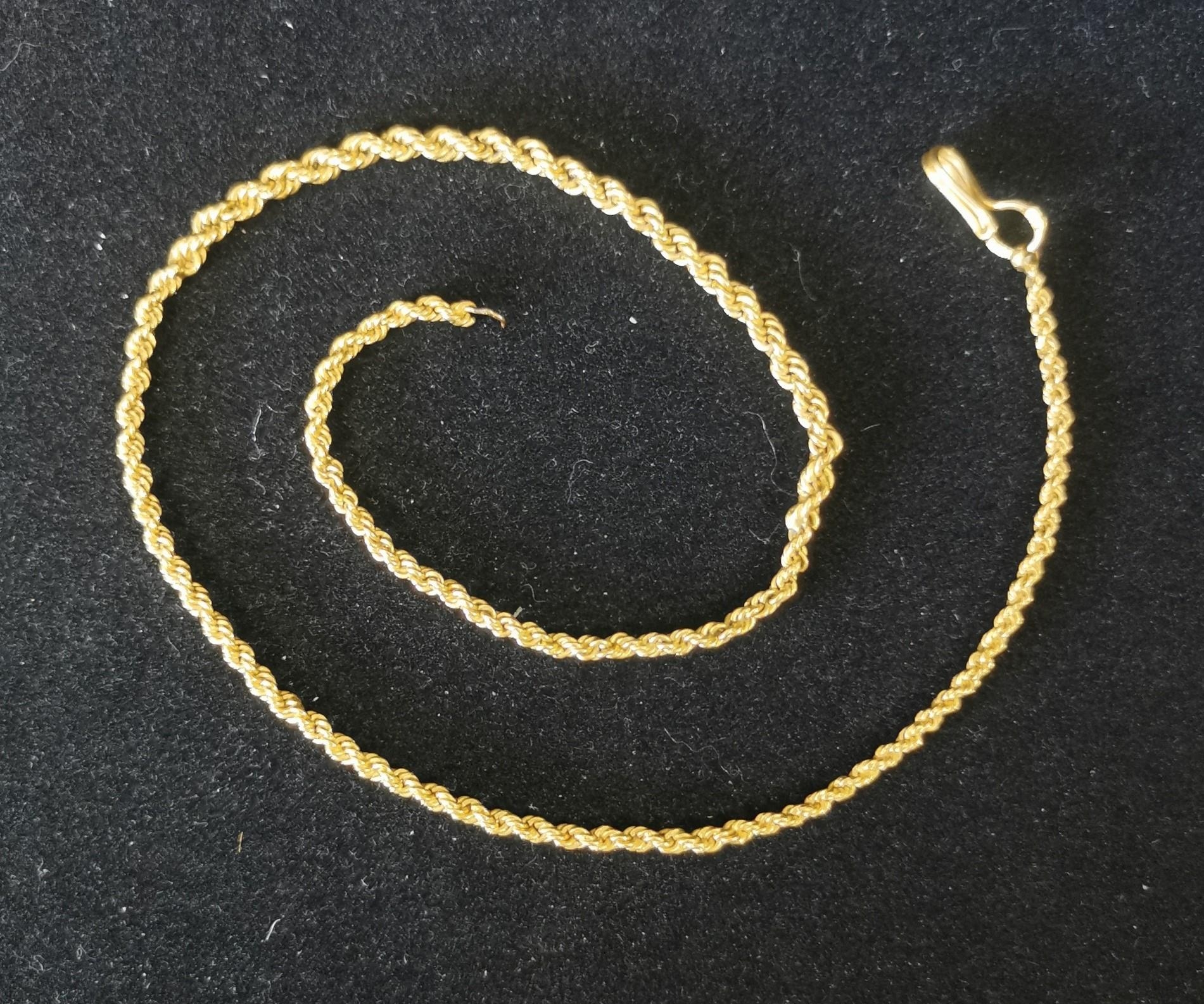 A hallmarked 20K gold rope chain. Clasp broken. Weight approx. 16g.
