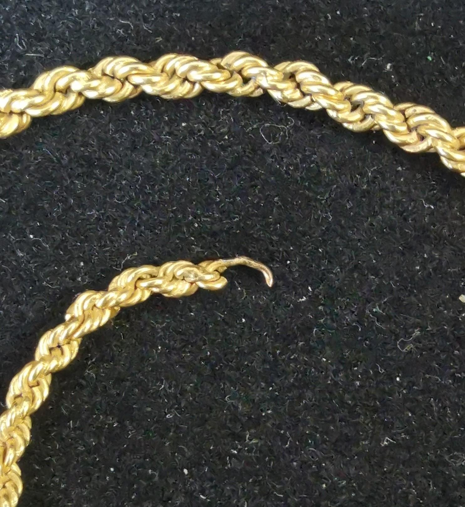 A hallmarked 20K gold rope chain. Clasp broken. Weight approx. 16g.