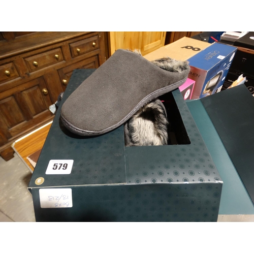 A Pair Of New And Boxed Men's Slippers, Size 9