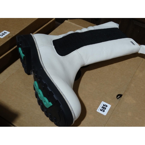 A Pair Of New And Boxed Ladies Pod Boots, Size 5 1/2