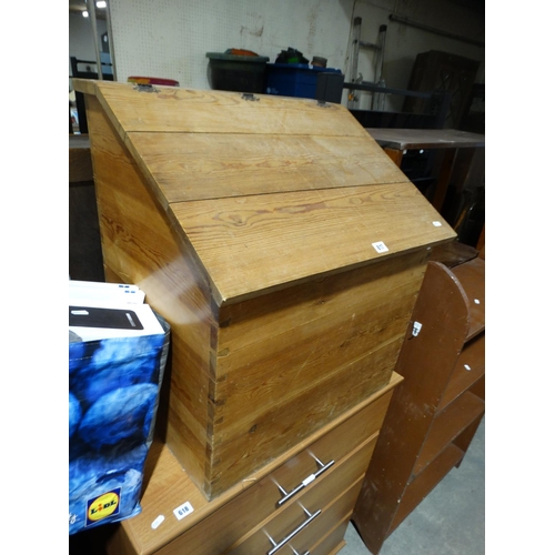 A Pine Sloping Lid Bedding Box