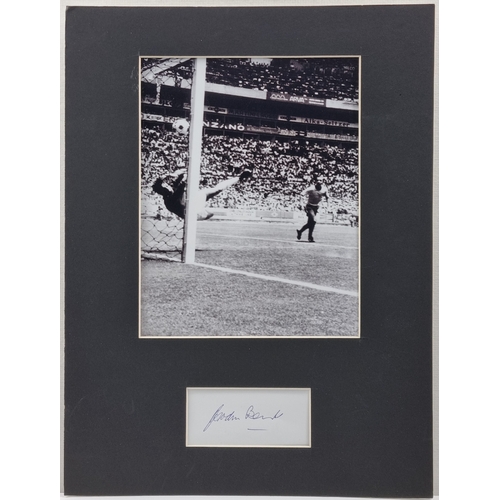 Gordon Banks (1937-2019) Signature in Mounted Display