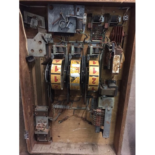 BERGMANN & CO DERBY LUXUS PENNY IN THE SLOT MACHINE