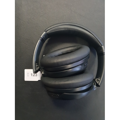 PAIR OF BOSE QUIETCOMFORT 45 OVER EAR WIRELESS HEADPHONES model 437310,
