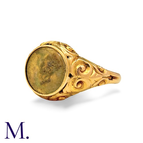 A Duke Of Wellington Signet Ring in yellow gold, with a glass locket ...