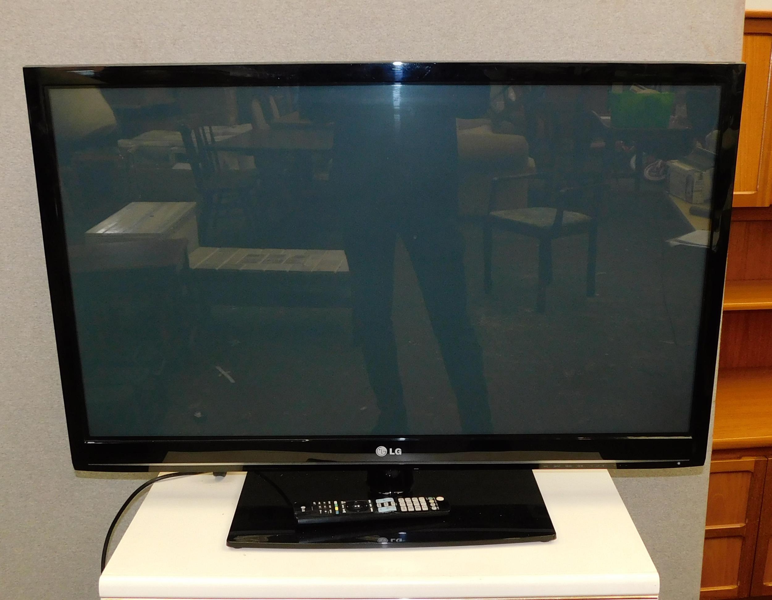 LG 42" flat screen TV with remote W/O