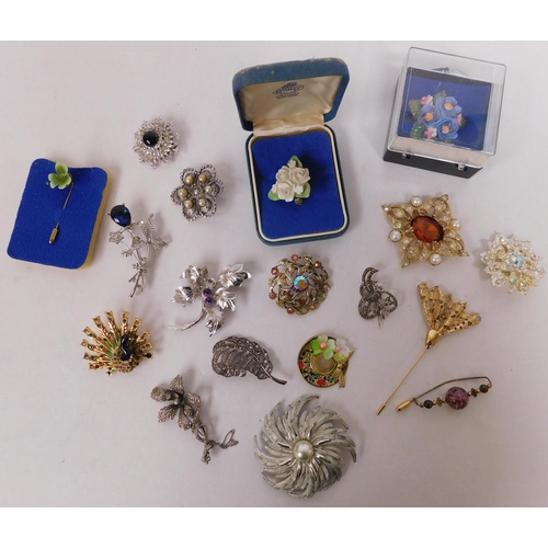 Brooches & pins