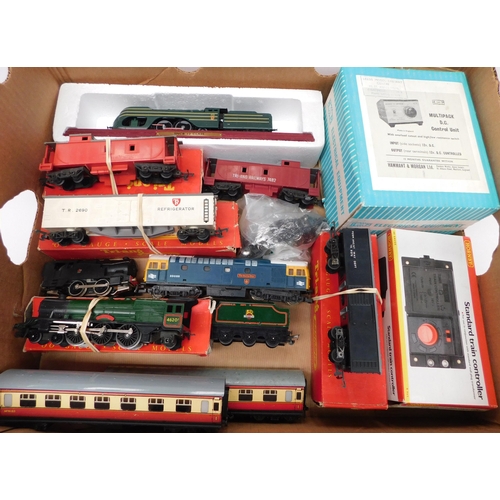 Model railway items including - engines/carriages & accessories