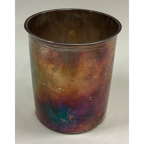 A 19th Century French silver beaker. Approx. 82 grams. Est. £100 - £150.