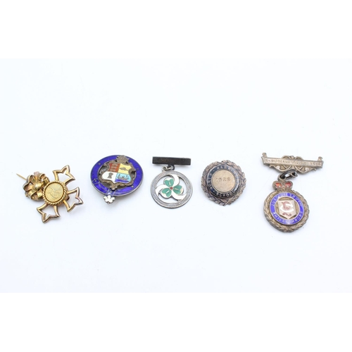 Five assorted vintage hallmarked .925 sterling silver pin badges ...