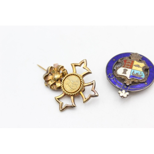 Five assorted vintage hallmarked .925 sterling silver pin badges ...