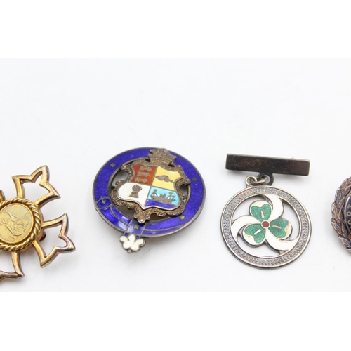 Five assorted vintage hallmarked .925 sterling silver pin badges ...