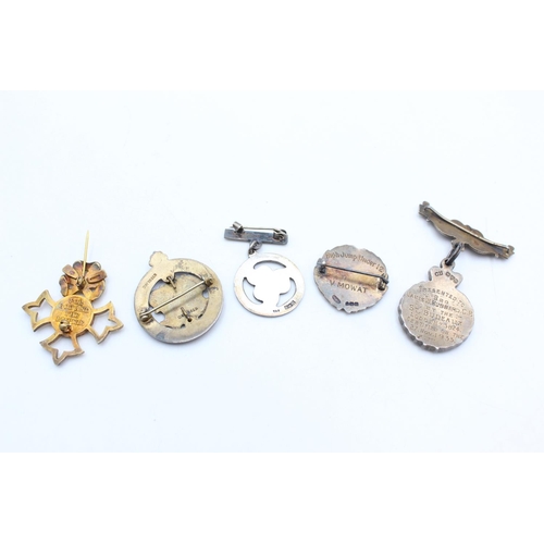 Five assorted vintage hallmarked .925 sterling silver pin badges ...