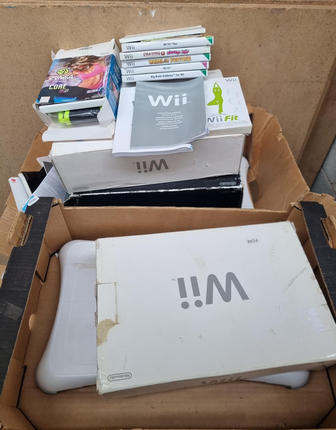 A collection of Nintendo Wii items to include boxed console, game discs ...