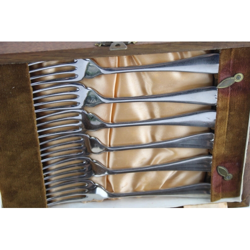 Two early 20th century cased cutlery sets