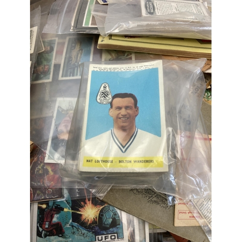 A large quantity of vintage collectors cards to include Wills's ...