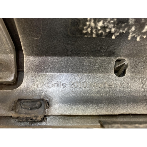 Four items, three Land Rover Discovery parts, two tail lights and one ...