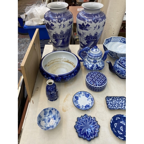 Fifteen pieces of blue and white ceramics to include pair of Willow ...
